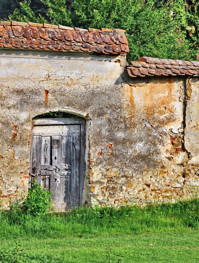 Oude Versterkte Muur Met Houten Deur Stock Foto - Image of baksteen ...