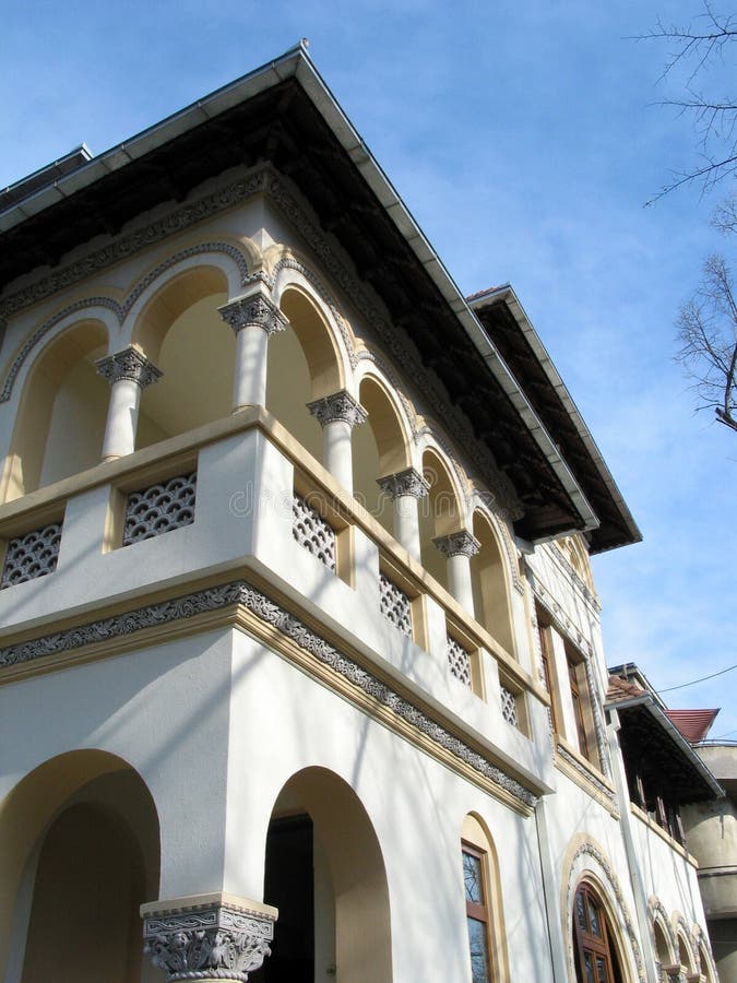 Oude villa stock foto. Image of mening, zuilengang, stijl - 21922648