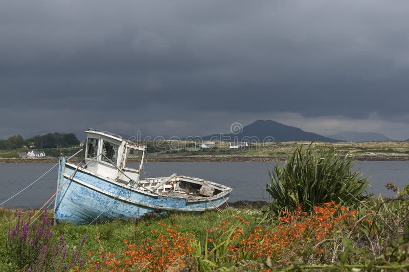 Oude Vissersboot in Ierland Stock Foto - Image of kust, exemplaar: 6519634