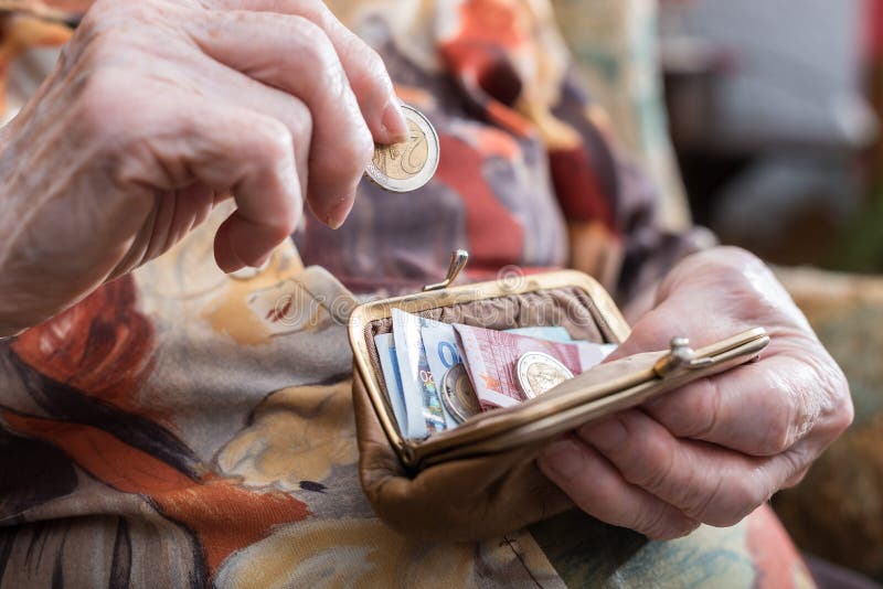 Oude Vrouw Die Haar Geld Tellen Stock Foto - Image of pensionering ...