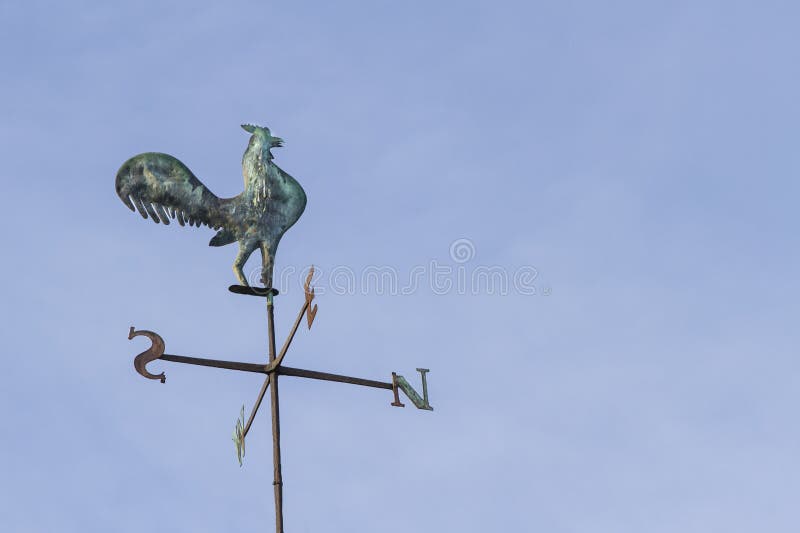 Oude weerhaan of windvane stock foto. Image of kompas - 36158358