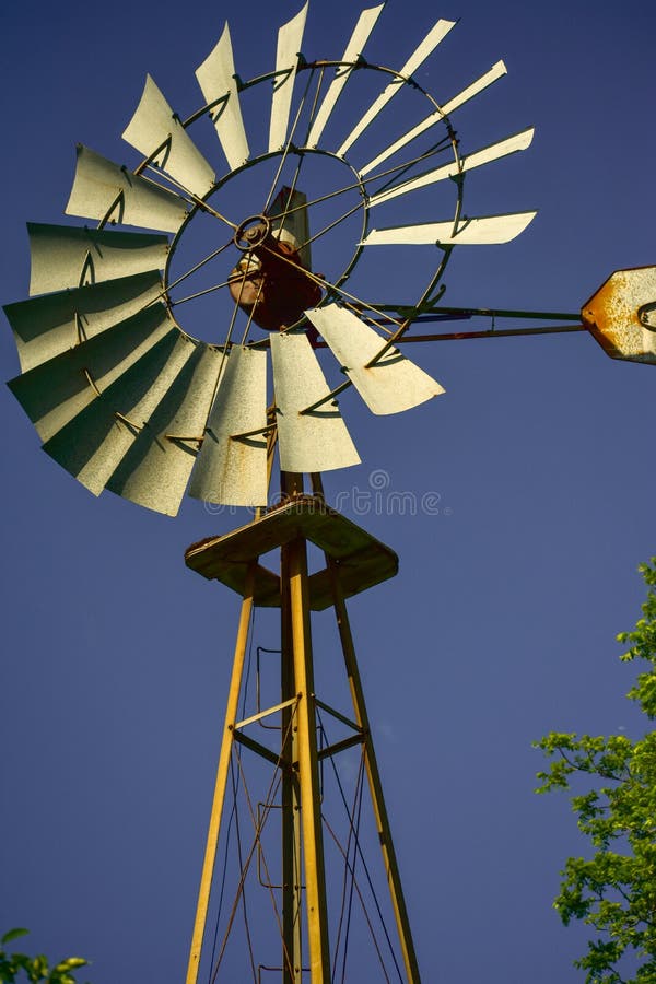 Oude Windpomp in Park Van De Staat Van Lapham Het Piek Stock Afbeelding ...