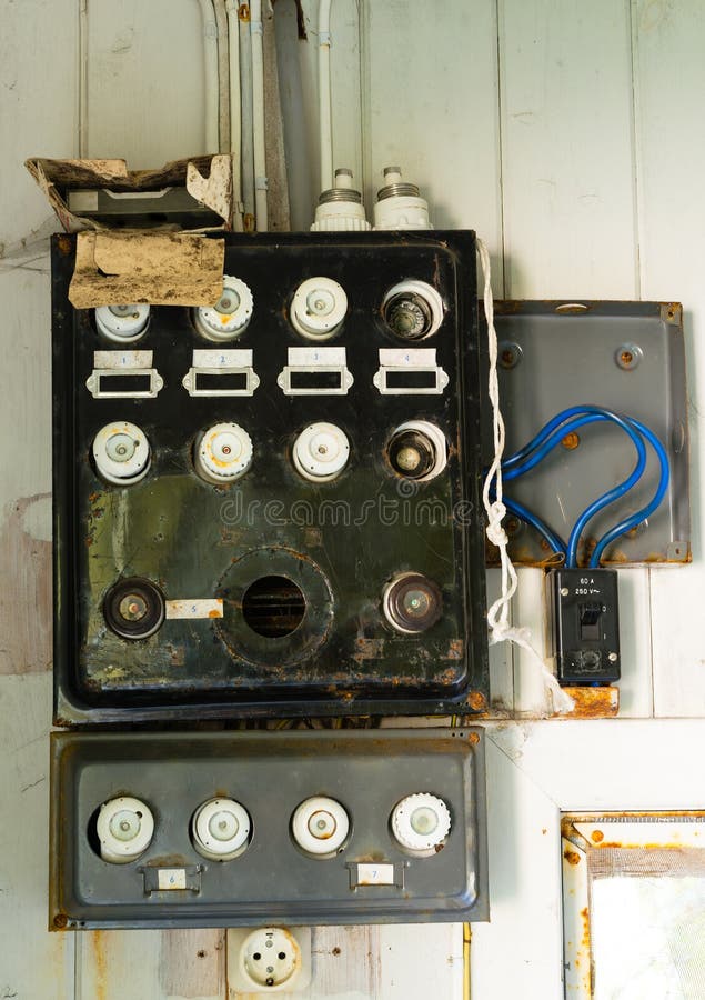 Oude, Roestige Stroomlijn En Zekeringen Op Een Oud Huis Stock Foto ...