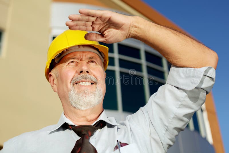 Oudere ingenieur stock afbeelding. Image of bouwer, uitziend - 7764967