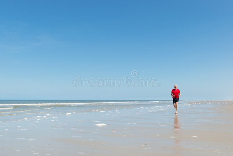 Oudere Man Die Op Het Strand Rent Stock Afbeelding - Image of agent ...