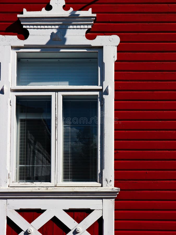 Ouderwets Venster Houten Pendelen Gesloten Op Bruine Geverfde Wand ...