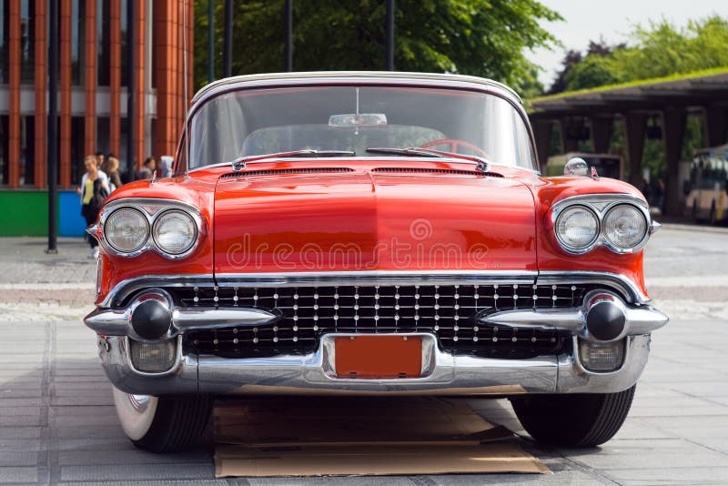 Rode ouderwetse auto stock afbeelding. Afbeelding bestaande uit perfect ...