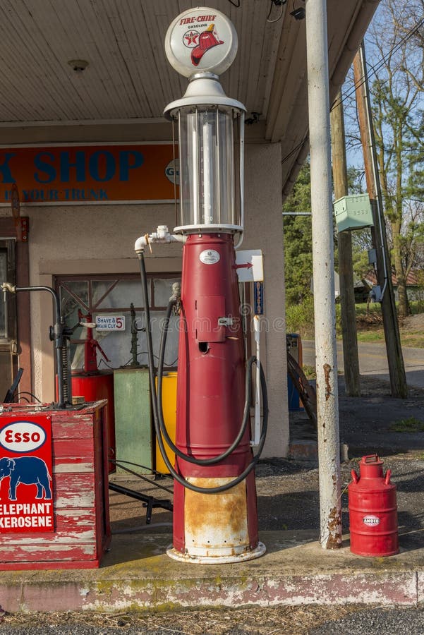 Antieke benzinepomp redactionele stock foto. Afbeelding bestaande uit ...