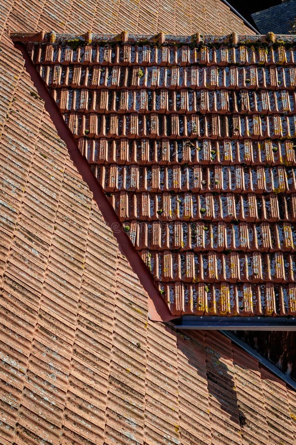 Ouderwetse daktegels stock foto. Image of tegels, baksteen - 128944798