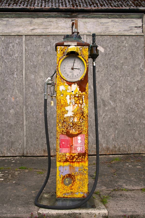 Oude Engelse Benzinestationpomp Stock Afbeelding - Image of roestig ...