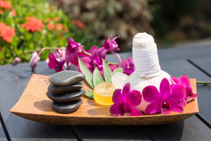 Kruiden Spa Massage Buiten stock foto. Image of bruin - 39856696