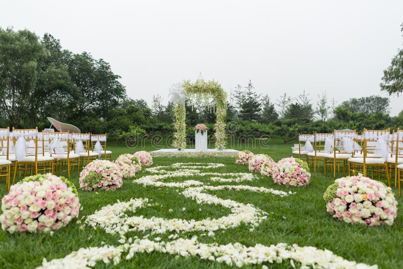 Outdoor wedding Scene stock photo. Image of flower, ceremony - 34395480