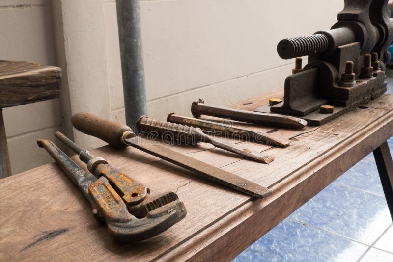 Ensemble D'outils De Charpentier Sur Le Cadre En Bois De Fond Image ...