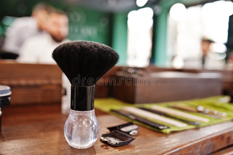 Outils De Coiffeur Sur La Table En Bois De Fond Image stock - Image du ...