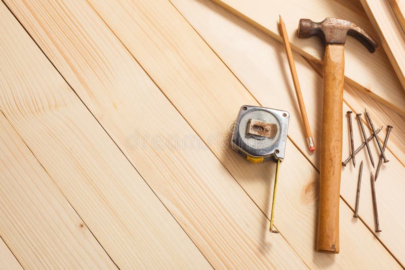 Outils De Menuiserie Sur Le Fond En Bois Image stock - Image du clous ...
