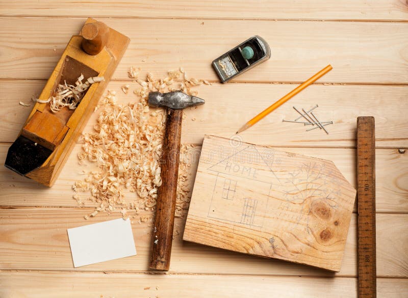 Outils De Menuiserie Sur Le Fond En Bois De Table Avec Image stock ...