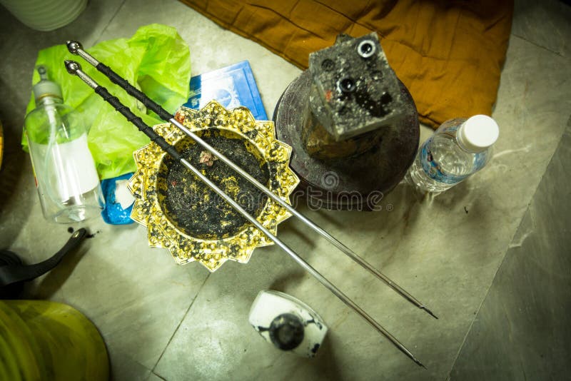 Outils Pour Yantra Traditionnel Tatouant Photographie éditorial - Image ...