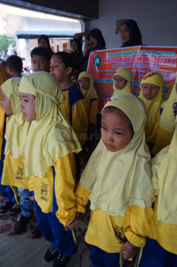 Outing class editorial photography. Image of children - 32405027