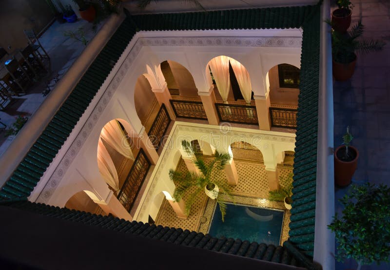 Ouvrez La Cour De La Maison Marocaine Photo stock - Image du ...