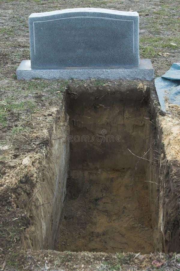 Ouvrez La Tombe Et La Pierre Tombale Photo stock - Image du extrémité ...