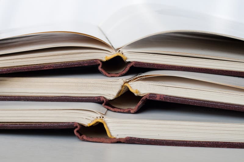 Trois Livres Ouverts Photos libres de droits et gratuites de Dreamstime