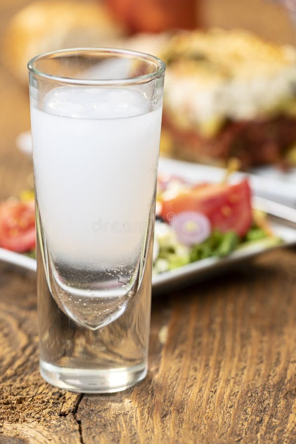 Griechisches ouzo stockbild. Bild von meer, flasche, glas - 21730343