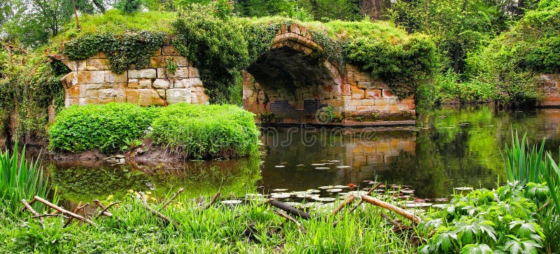 Overgrown Arch Forming a Bridge in River Avon in Warwick, England Stock ...