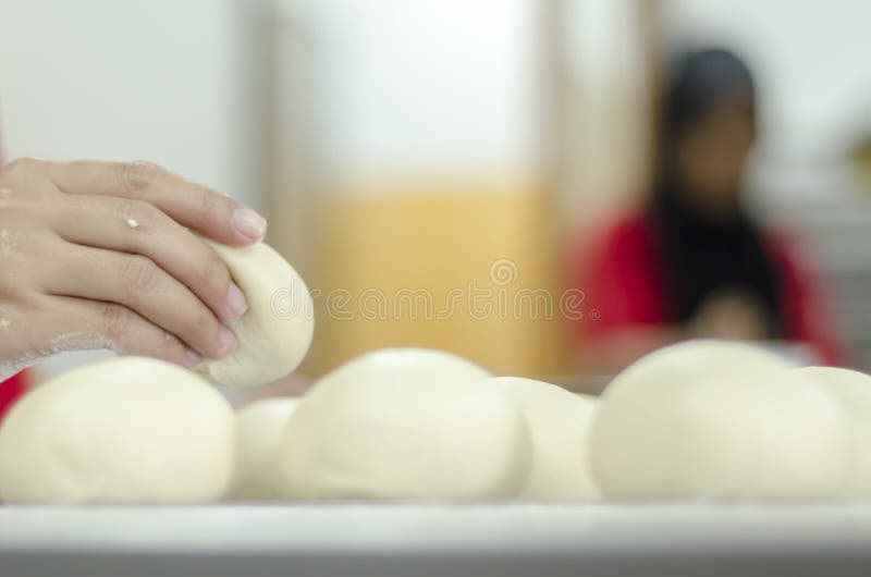 Overhandigt Het Kneden Brooddeeg Stock Foto - Image of deeg, stof: 28626438