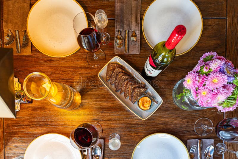 Elegant Dinner Table Setting Arrangement in English Country Style As ...