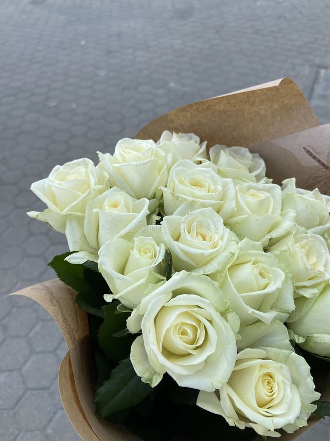 An Overhead View of Fresh White Bouquet Roses Stock Image - Image of ...