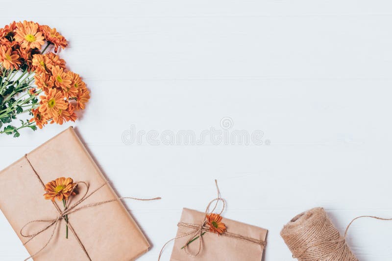 Overhead View White Wooden Table Stock Image - Image of holiday, daisy ...