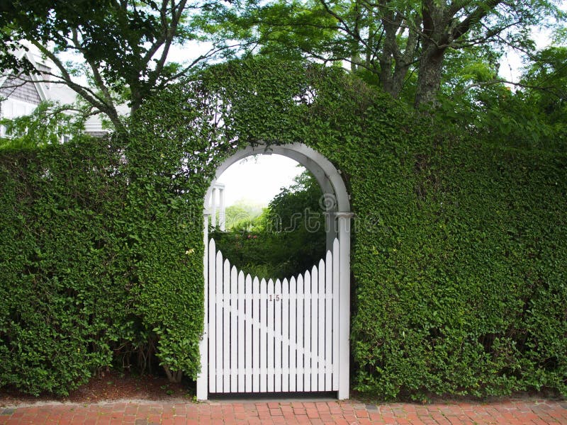 Overspannen Tuinas En Poort Stock Foto - Image of hagen, huis: 43471496