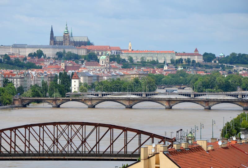 PRAAG - JUN 4: Overstroming in Praag. Gezwelde Rivier Vltava ...