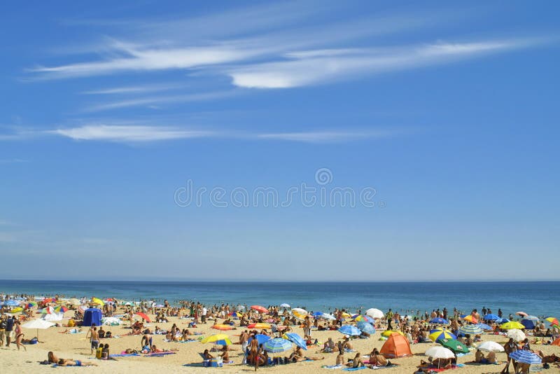 Overvol strand in Nice stock afbeelding. Image of oceaan - 19502221