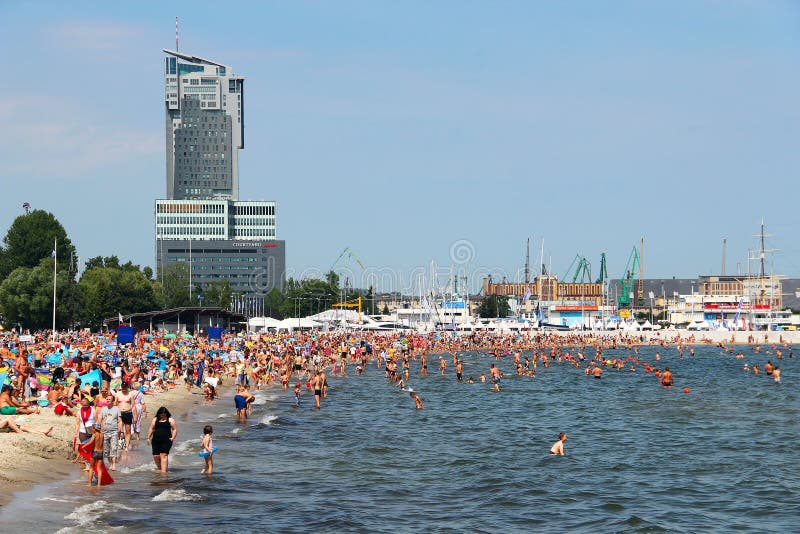 Overvol Openbaar Strand in Gdynia Op Oostzee Redactionele Foto - Image ...
