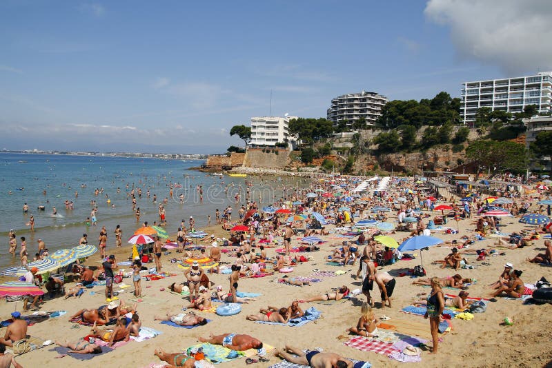 Overvol Strand in Salou, Spanje Redactionele Afbeelding - Image of ...