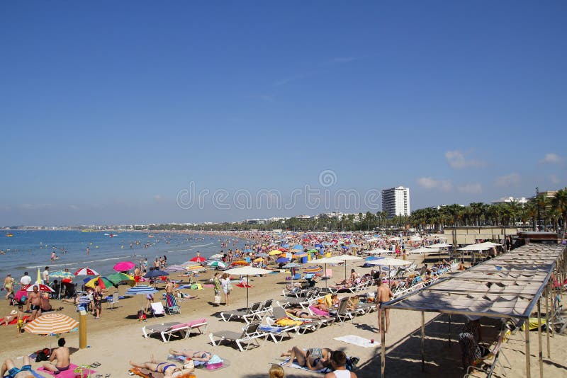 Overvol Strand in Salou, Spanje Redactionele Afbeelding - Image of ...