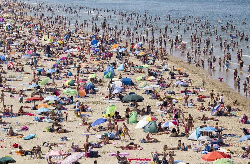 Overvol Strand in de Zomer redactionele fotografie. Image of overzees ...