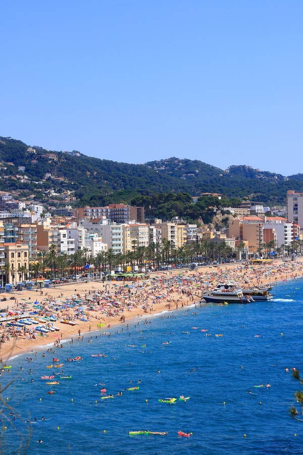 Overvol Strand (Lloret DE Mar, Costa Brava, Spanje) Stock Afbeelding ...