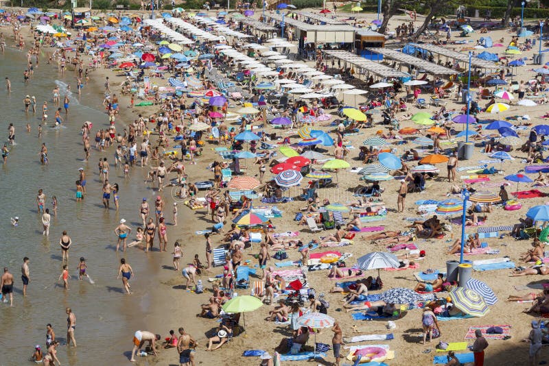 Overvol Strand in Salou, Spanje Redactionele Afbeelding - Image of ...