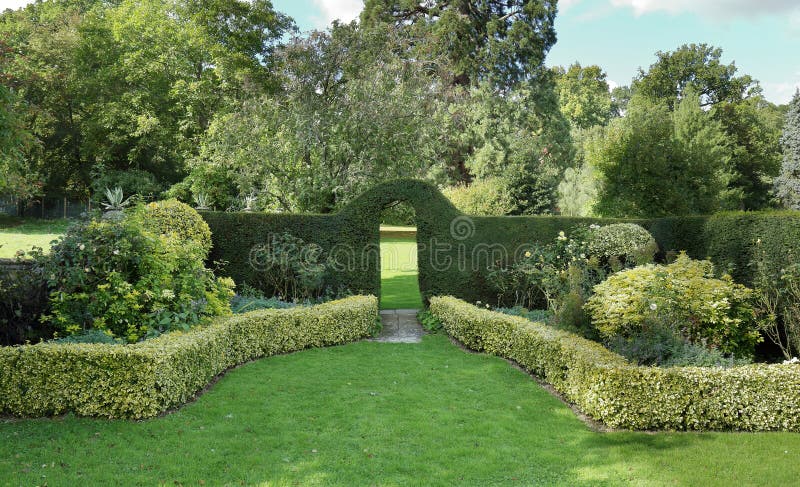 Overwelfde Galerij in Een Engelse Landschapstuin Stock Foto - Image of ...