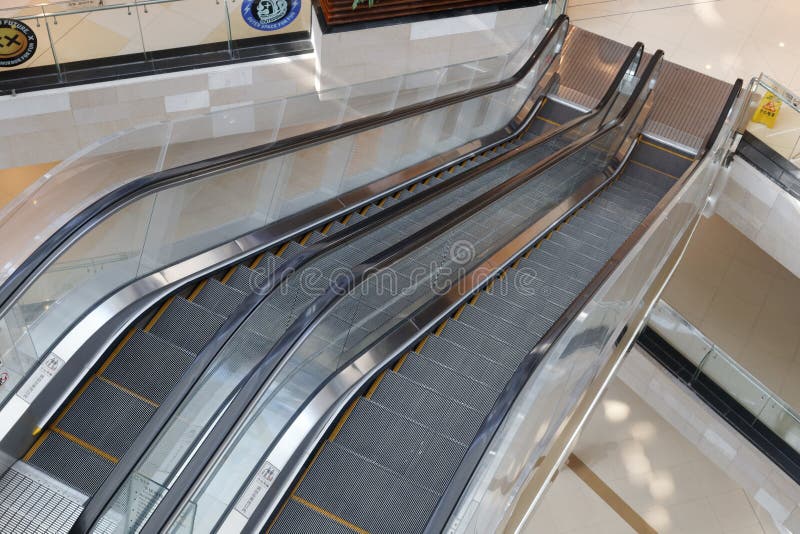 Overzicht van de roltrap redactionele stock foto. Image of winkel ...