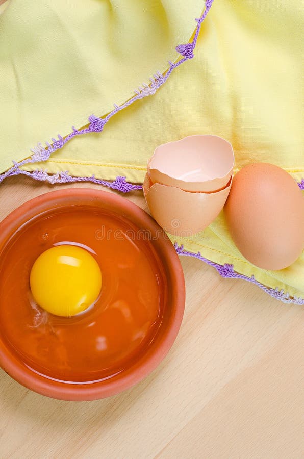 Ovo cru em um prato foto de stock. Imagem de café, placa - 72095782
