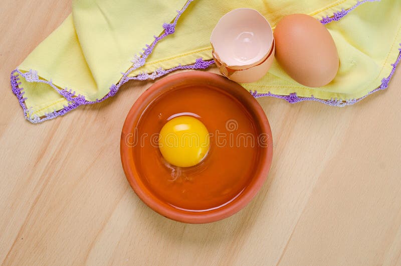 Ovo cru em um prato foto de stock. Imagem de cozinha - 62607276