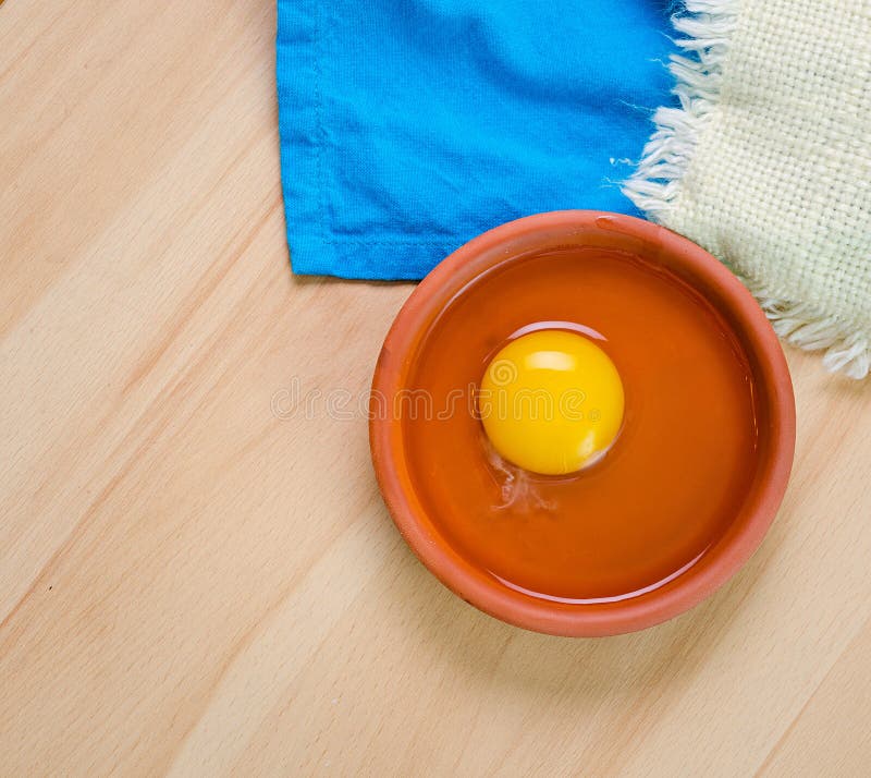 Ovo cru em um prato foto de stock. Imagem de fresco, nave - 63860540