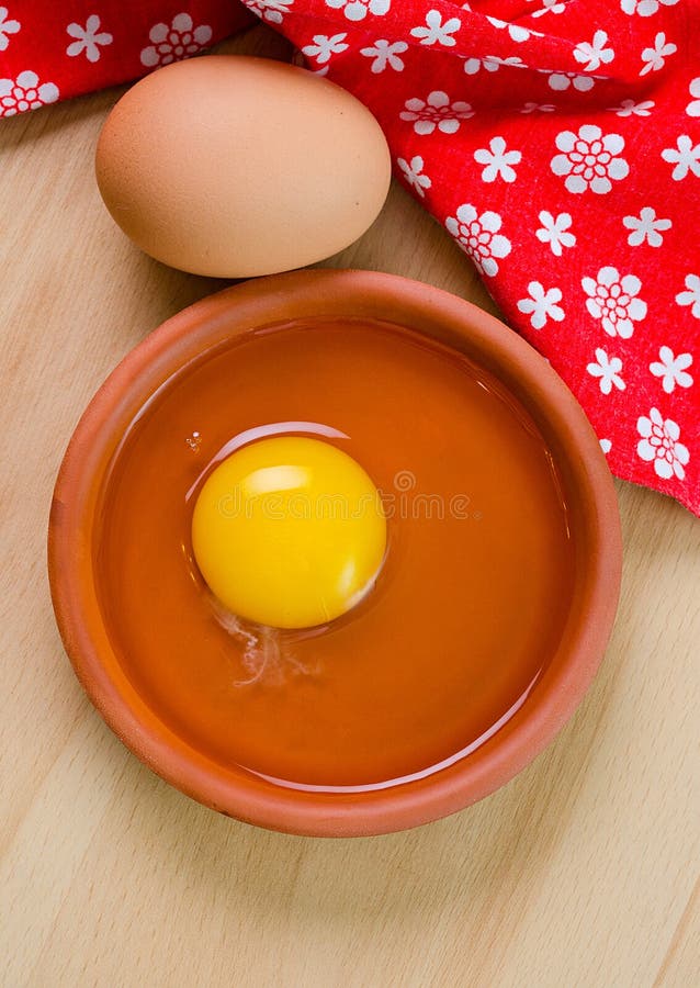 Ovo cru em um prato foto de stock. Imagem de fresco, nave - 63860540