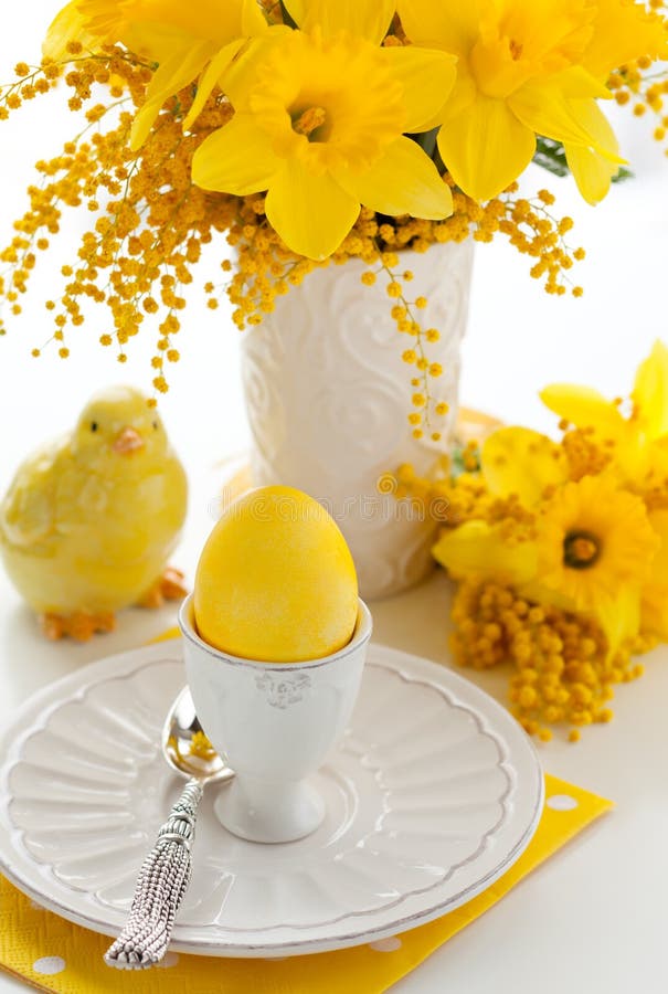 Ovo e flores de Easter imagem de stock. Imagem de ainda - 23279645