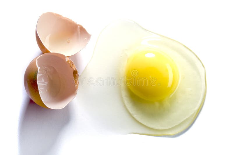 Ovo rachado imagem de stock. Imagem de ovos, nave, branco - 6975769