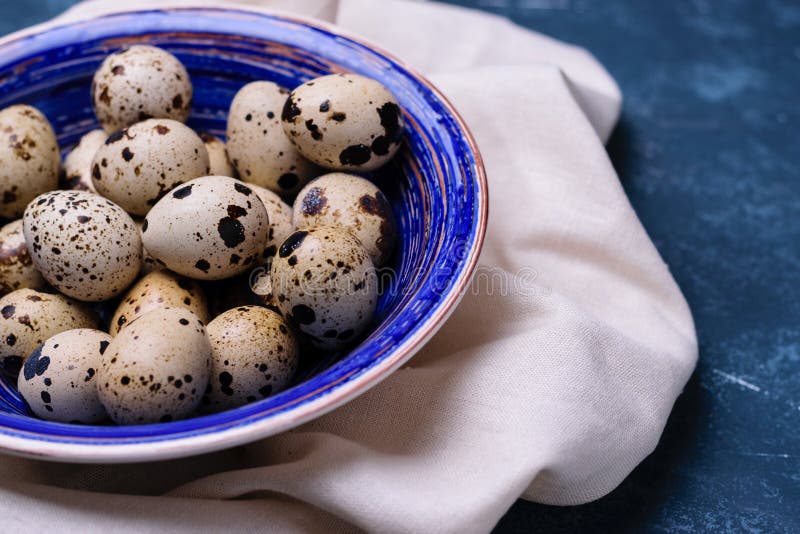 Ovos De Codorniz Na Bacia Azul Imagem de Stock - Imagem de branco ...