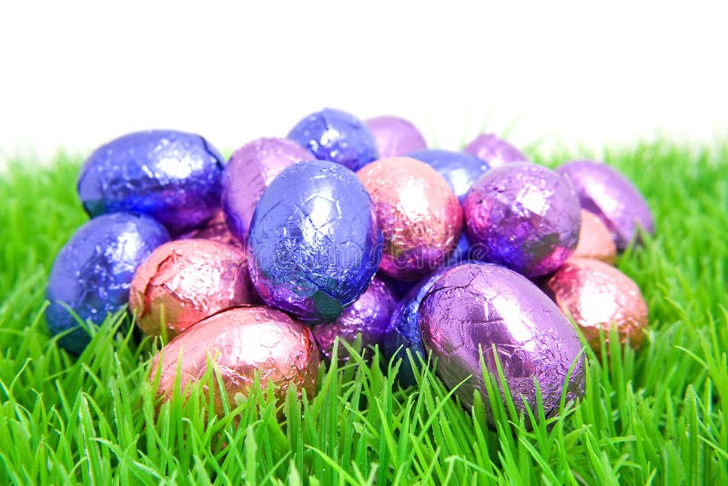 Ovos de Easter na grama imagem de stock. Imagem de verde - 13220649